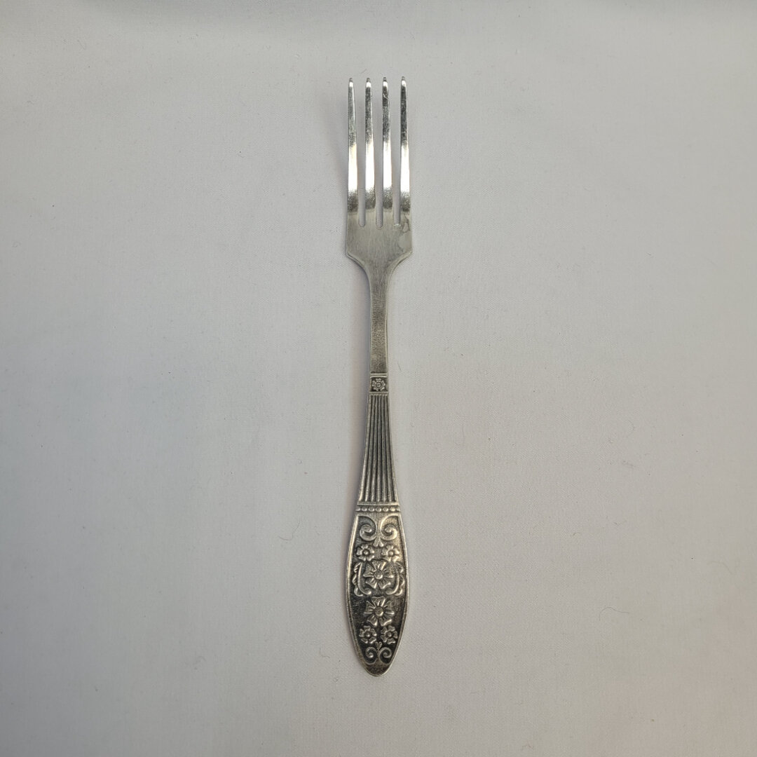 Винтажная вилка столовая Ромашки мельхиор МНЦ , СССР.