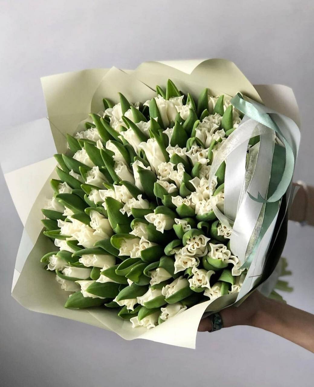 Букет из пионовидных белых тюльпанов "White Marvel" с доставкой FlowersGo