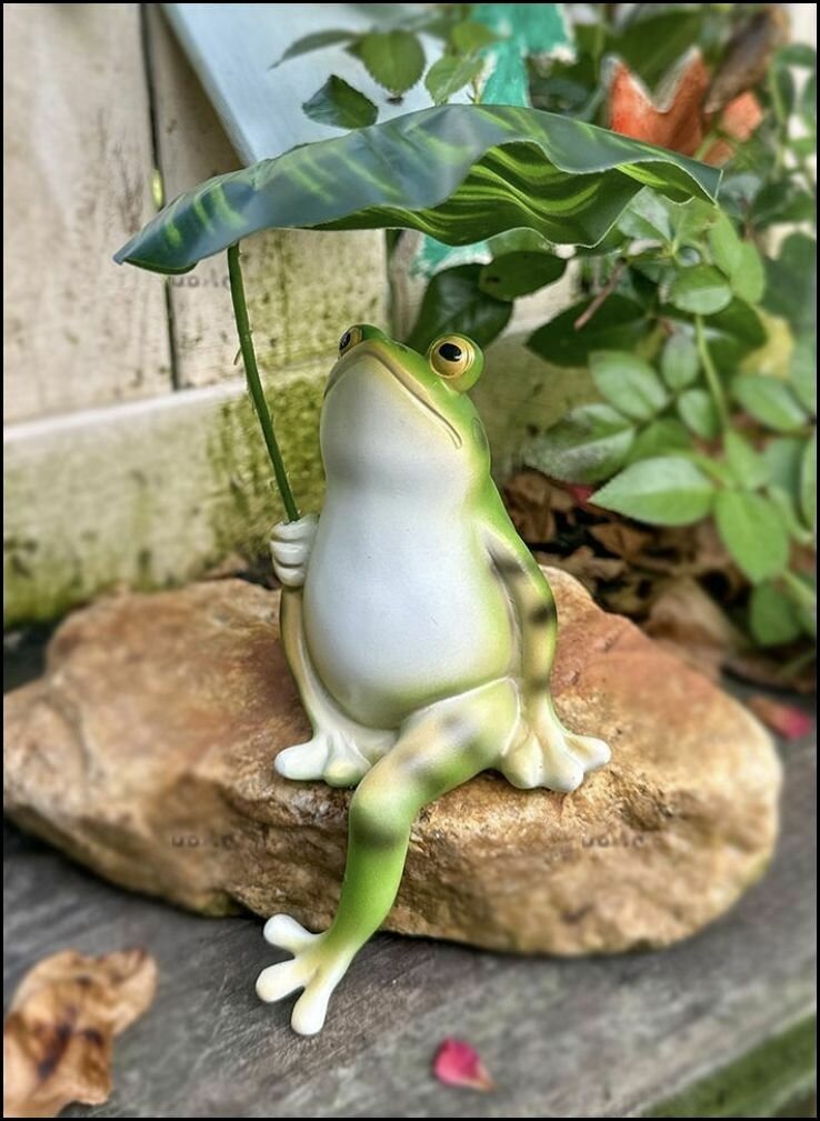 Декоративная фигурка лягушки с зонтиком для сада, аквариума, террасы или интерьера - реалистичный аксессуар для украшения пруда, патио, цветочных горшков