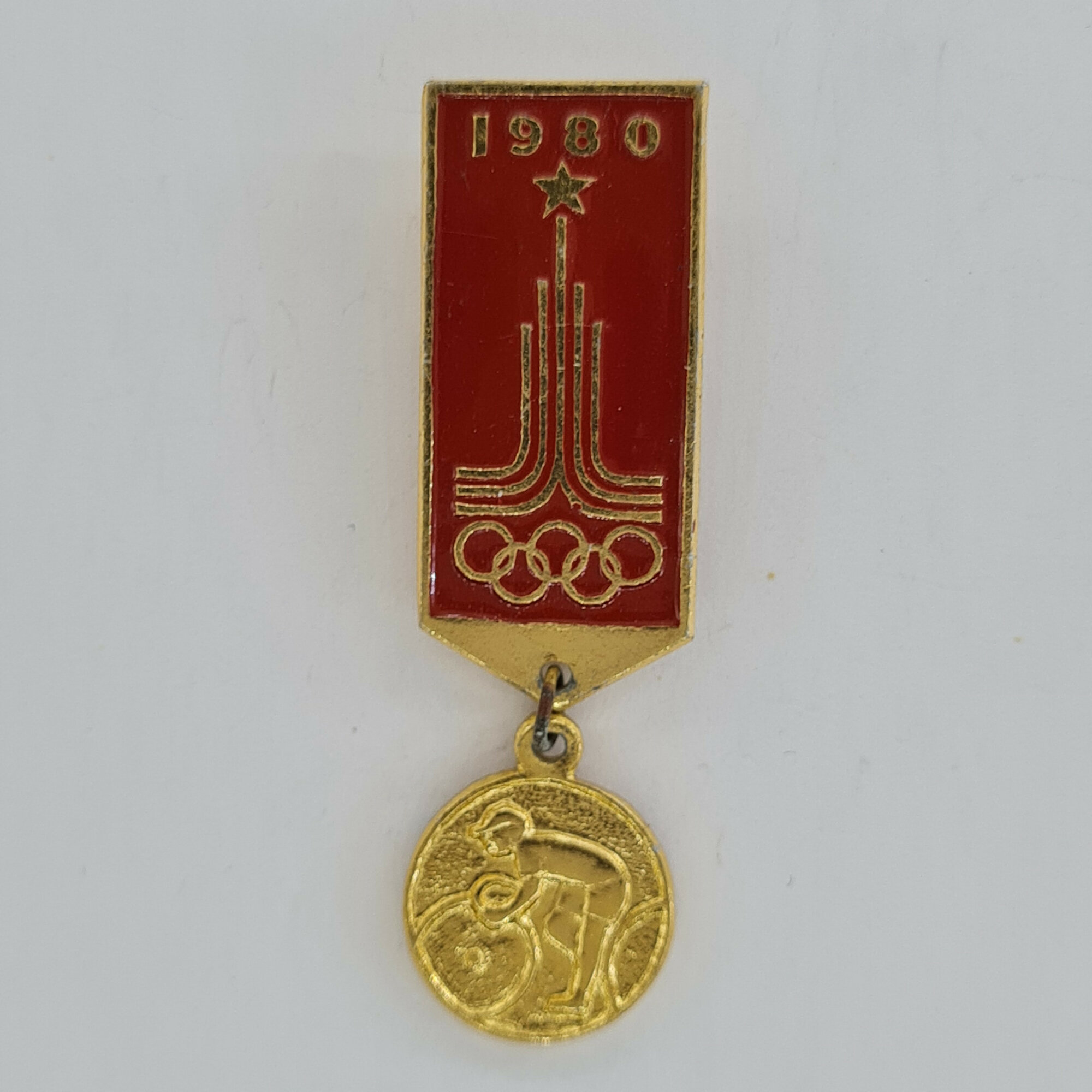 Значок СССР. Олимпиада 1980, штангист, звезда и олимпийские кольца. Винтажный значек.