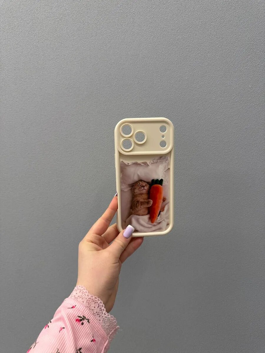 Чехол на Iphone 17 Pro Max, цвет бежевый, принт "Котик с морковкой" . — фото 1