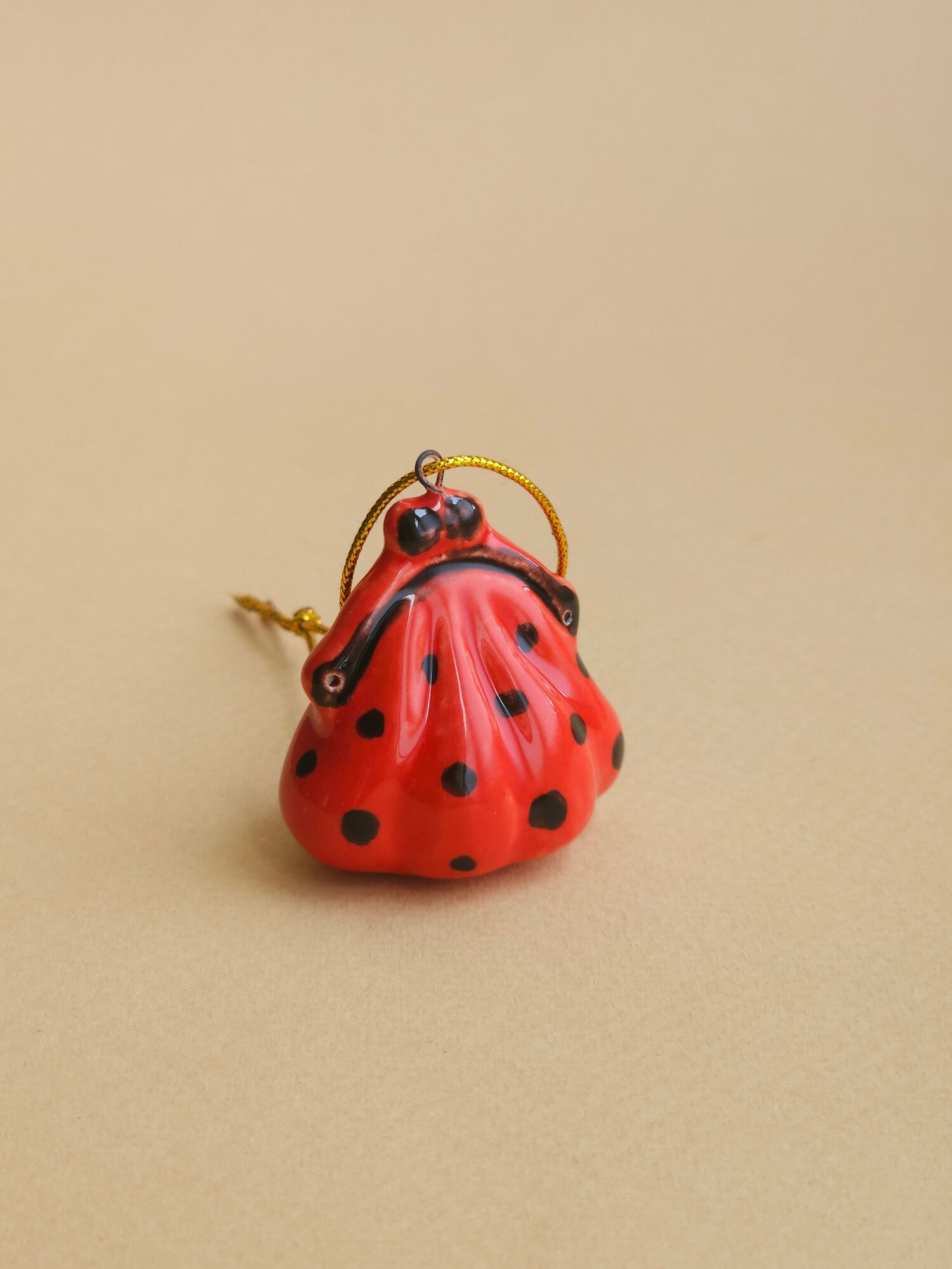 Ёлочная игрушка "Ридикюль" (красный). Ярославская майолика. Керамика ручной работы. Сделано в России.
