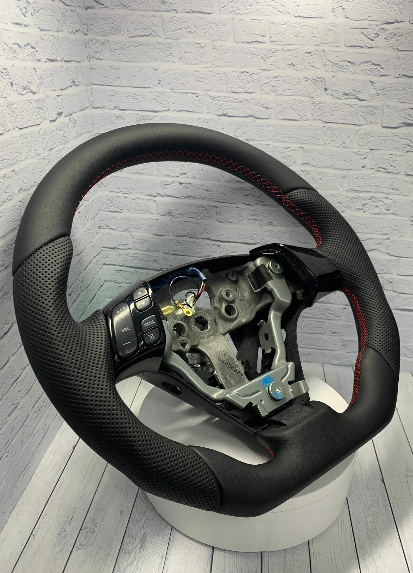 Руль на Mazda 3 bk Анатомический, красный шов.