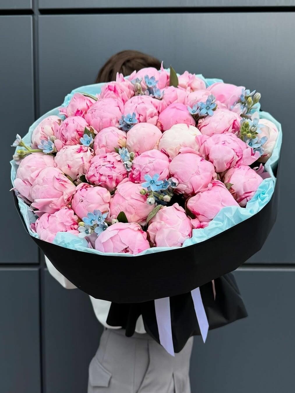 Букет из нежных пионов и незабудок