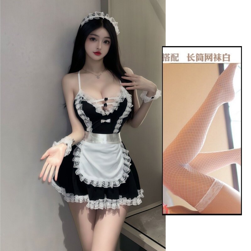 Милая и игривая форма горничной, соблазнительный наряд горничной, милый кружевной комплект нижнего белья для ролевых игр. Черно-белые чулки в сеточку.