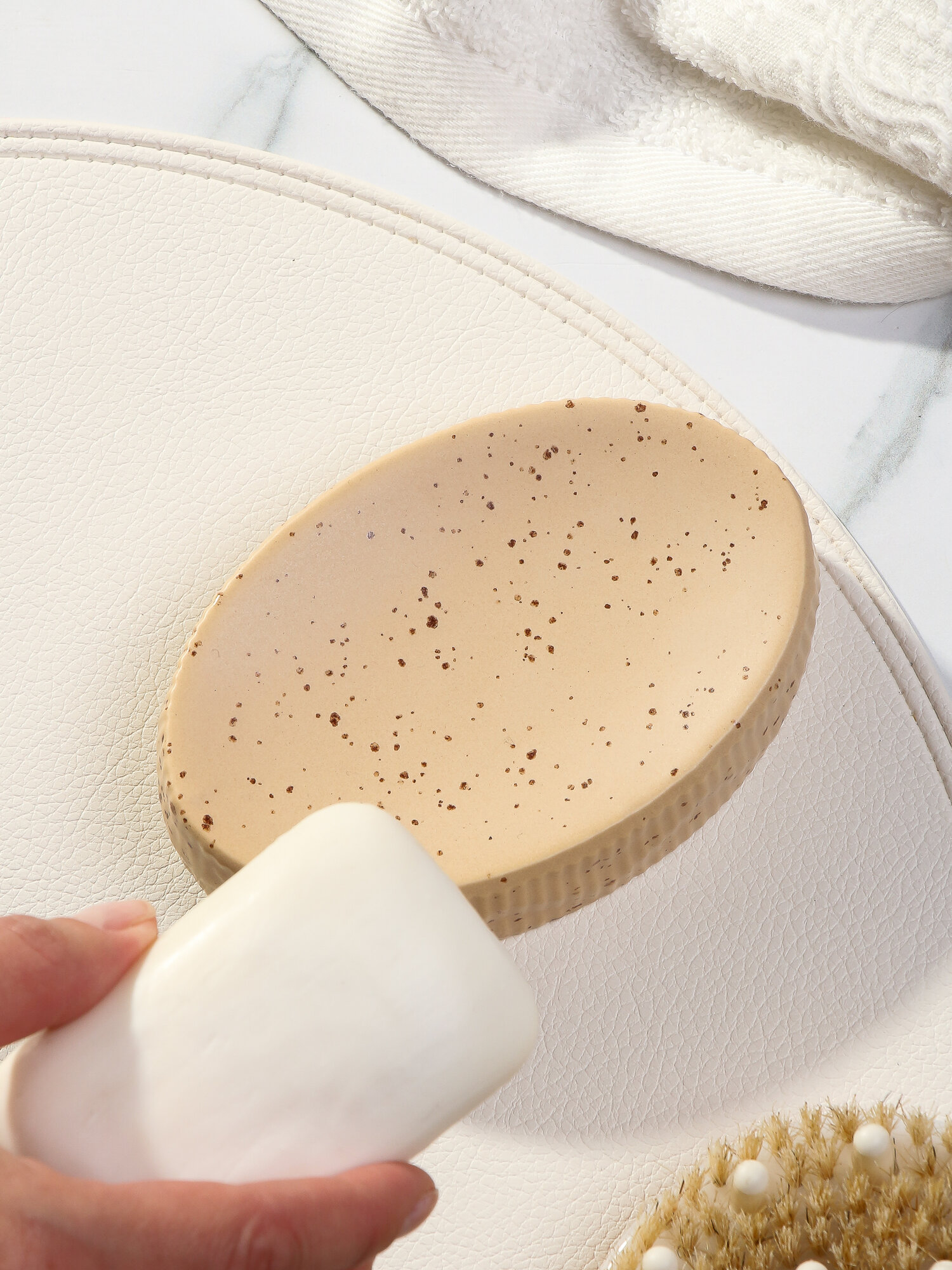 Керамическая настольная мыльница для ванной комнаты, бежевая с вкраплениями, 12.5х8.5х2.8 см, стильный аксессуар Y4-9838