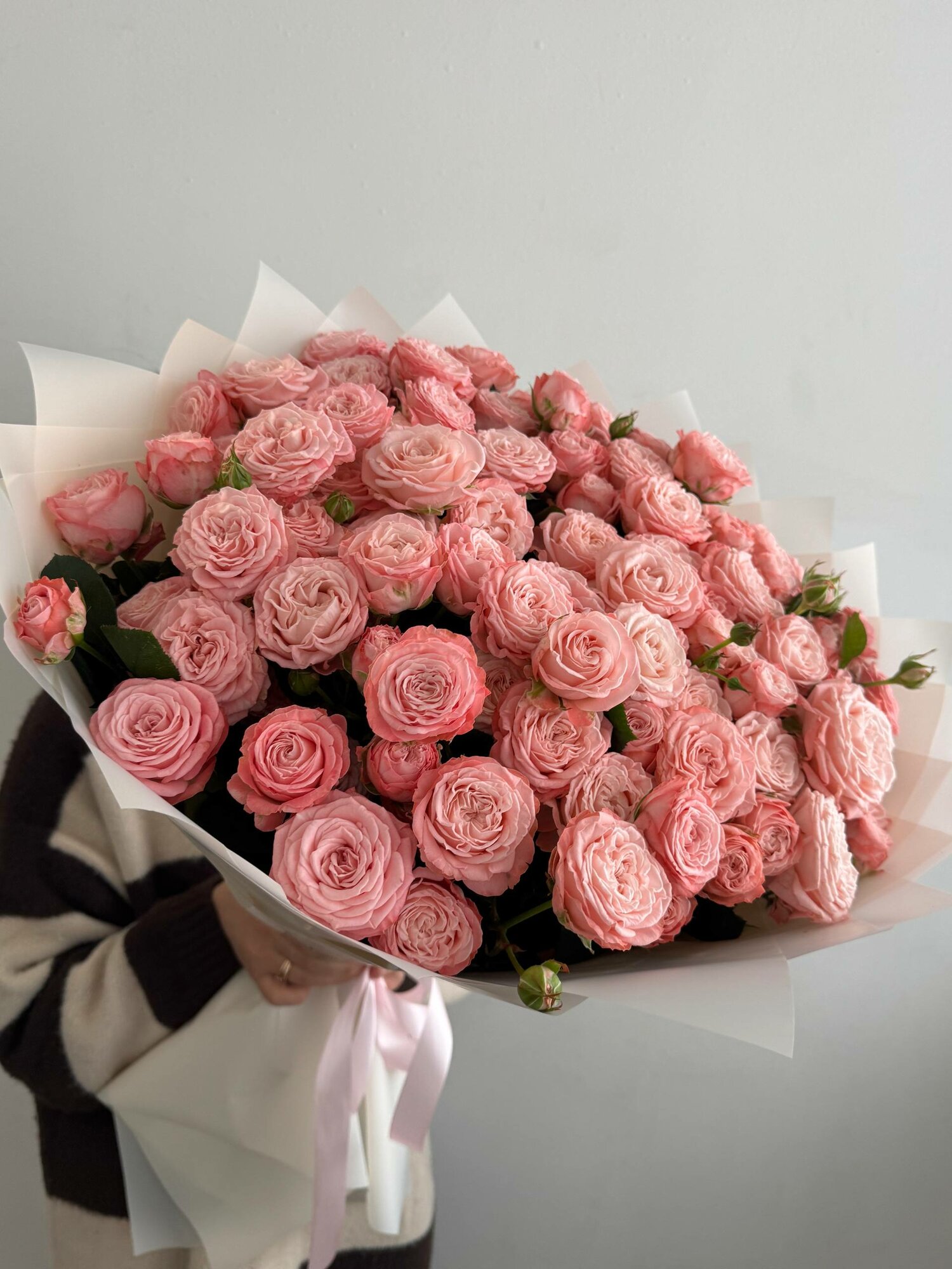 Букет из 51 кустовой розы Мадам Бомбастик с доставкой — Rose-Mart люкс