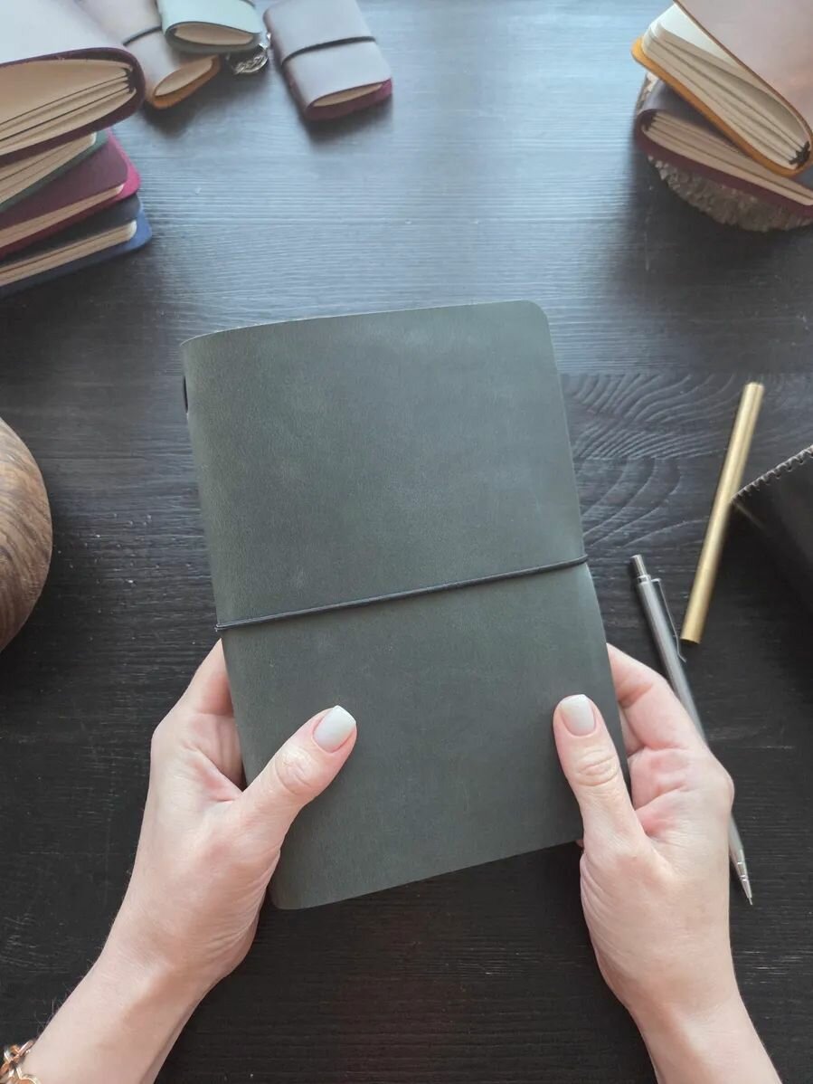 Кожаный блокнот эко в точку формата А5 (15х21см) в стиле Мидори (Midori) со сменными тетрадями на резинке, 90 листов