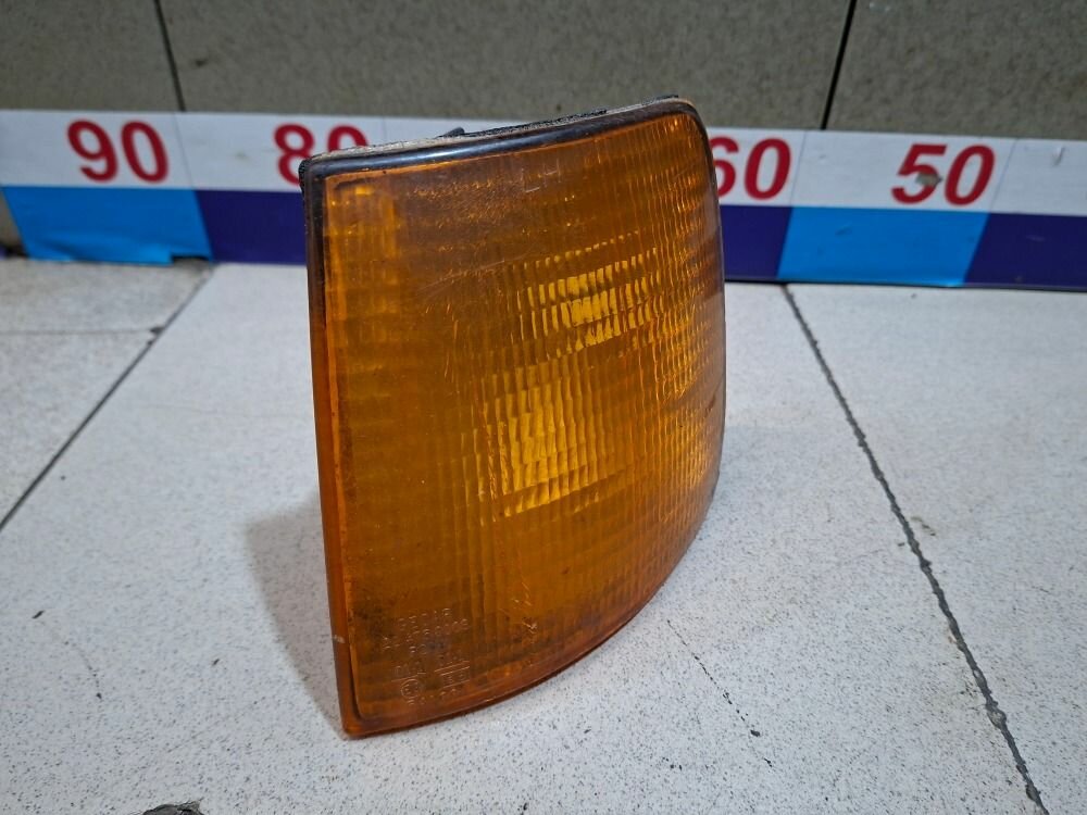 Указатель поворота левый желтый Passat B3