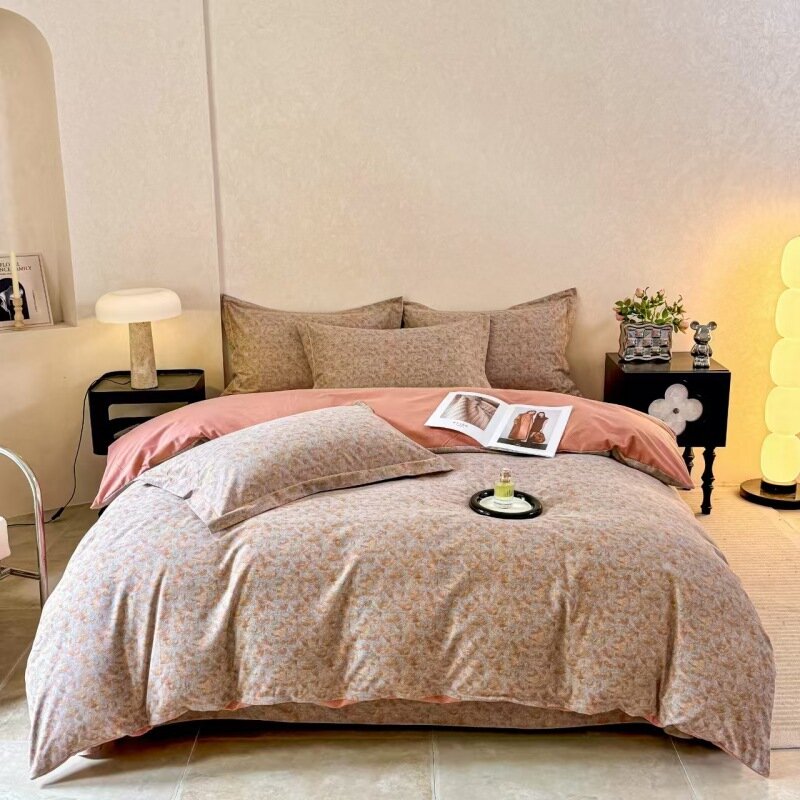 Осенне-зимний четырехпредметный комплект простого утепленного постельного белья из полиэстера и хлопка с принтованными простынями и пододеяльником от Nantong Home Textiles.