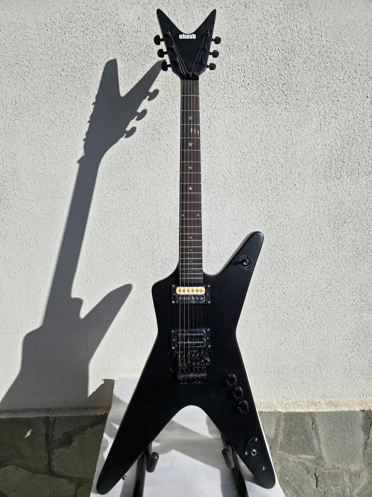 Электрогитара (гитара электрическая) e-bash explorer fly v 1