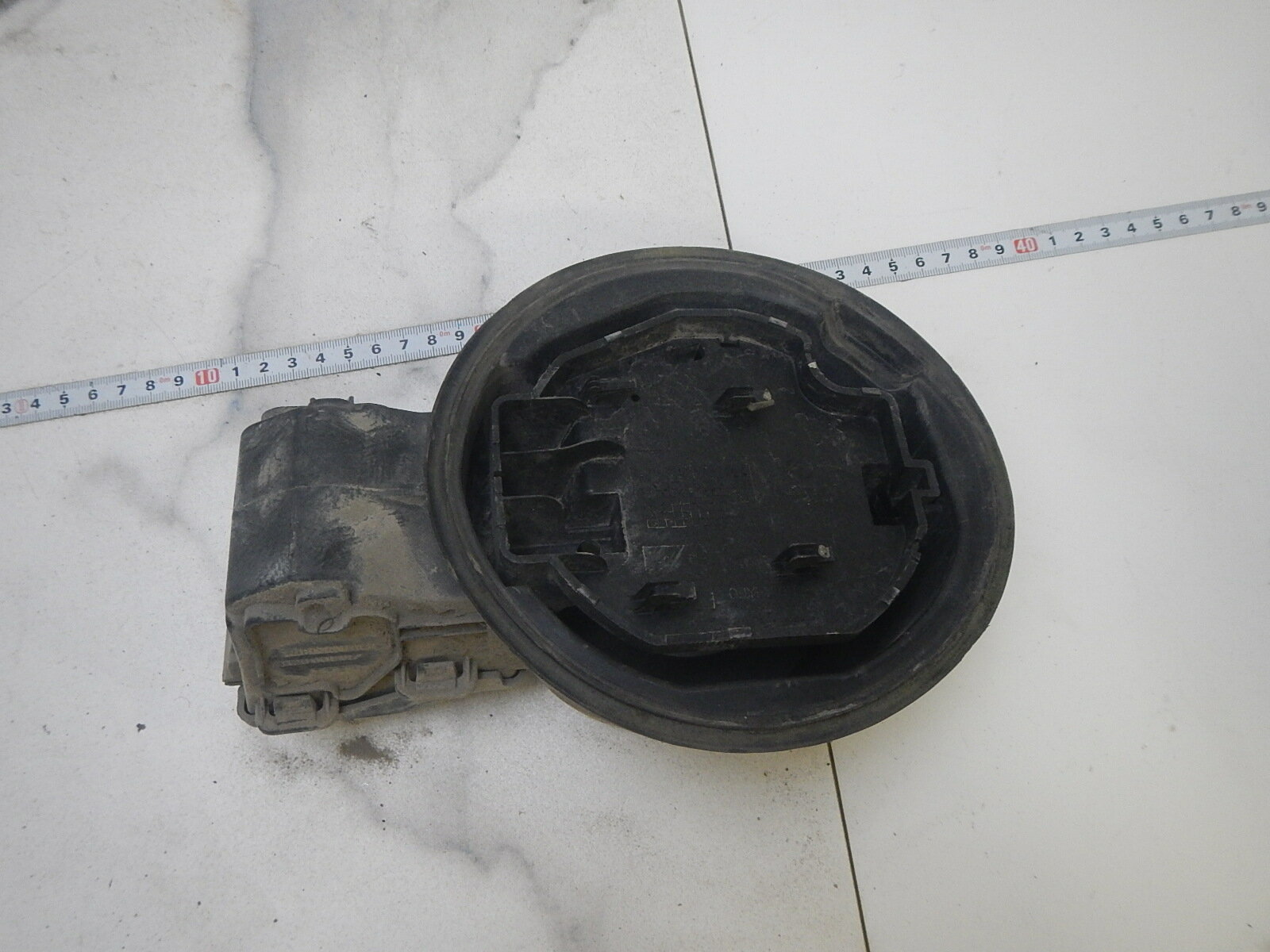 Б/У Ниша лючка бензобака, Renault (Рено)-FLUENCE (10-) RENAULT FLUENCE (10-) Без видимых повреждений. 644147 RENAULT арт...