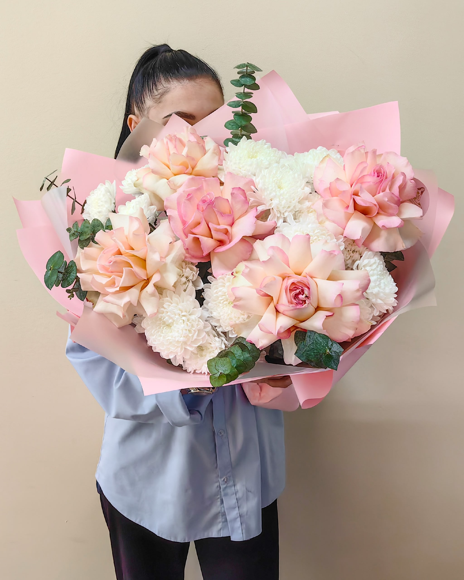 Букет «Нежный мини», с шикарными французскими розами, хризантемами