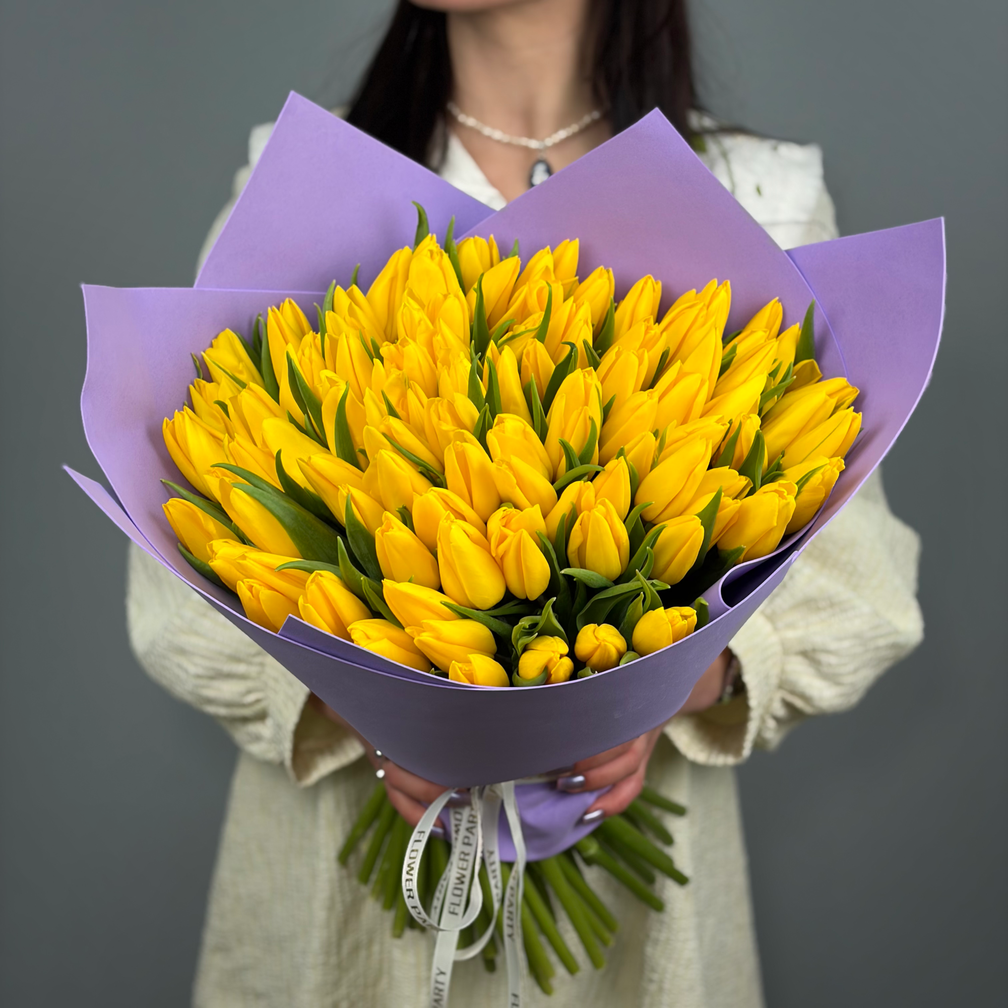 Букет из 71 желтых тюльпанов в стильной упаковке. «365 Поводов» - живые цветы с доставкой