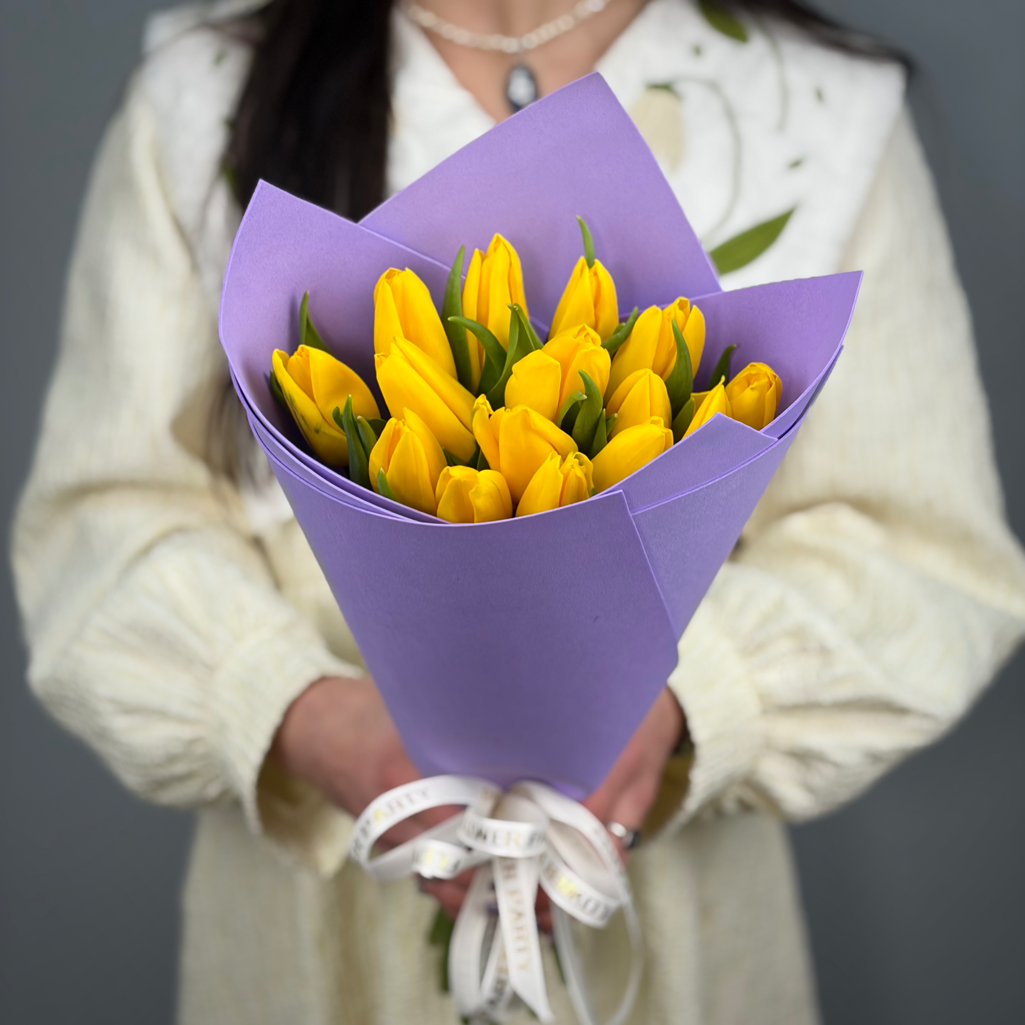 Букет из 15 желтых тюльпанов в стильной упаковке. «365 Поводов» - живые цветы с доставкой