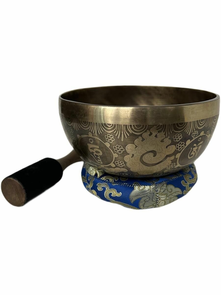 Тибетская поющая чаша тёмная с буддийскими символами (кованая): диаметр 19.2 см, нота Сол#, 203 Гц, частота вибрации: 309 Гц, в комплекте со стиком и подушечкой