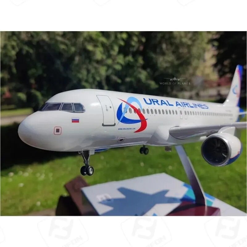 Сборная модель самолета Airbus A320neo Ural Airlines 1:80, длина около 47 см, с подставкой — фото 1