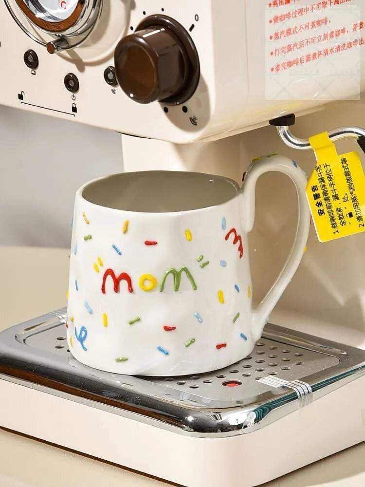 Керамическая чашка для мамы 388 мл с надписью Mom, 1 шт - отличный подарок на любой праздник — фото 1