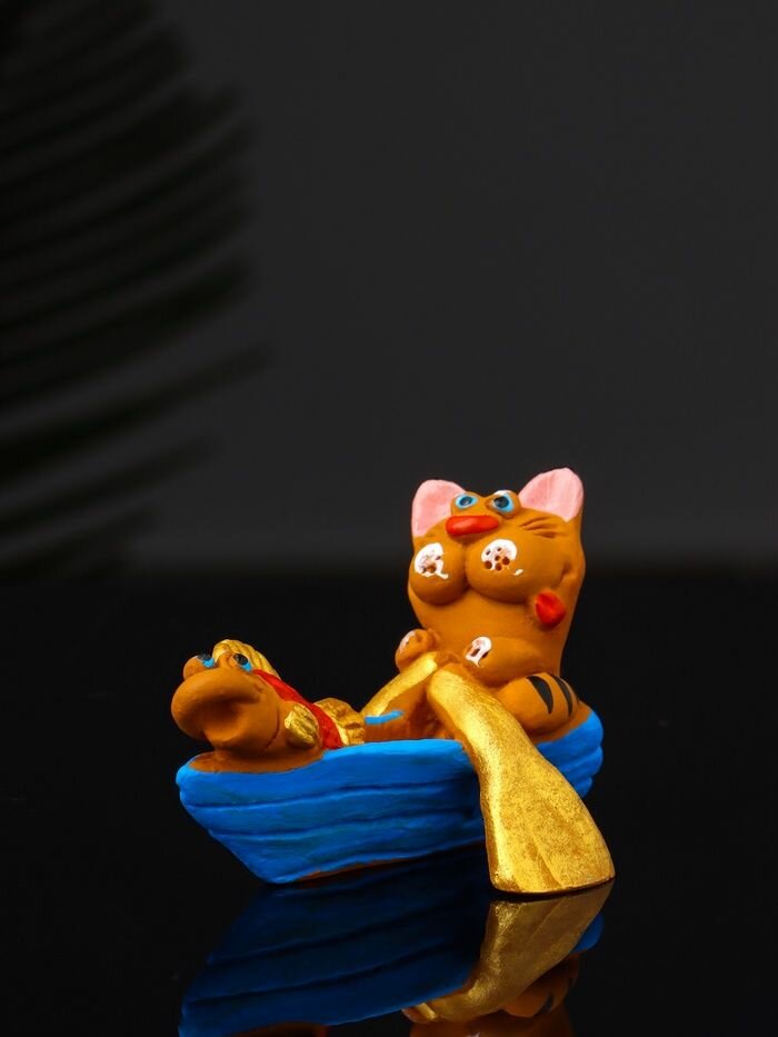 Сувенирная фигурка Хорошие сувениры полистоун "Кот в лодке с рыбкой", 4,2х5,8х5,4 см