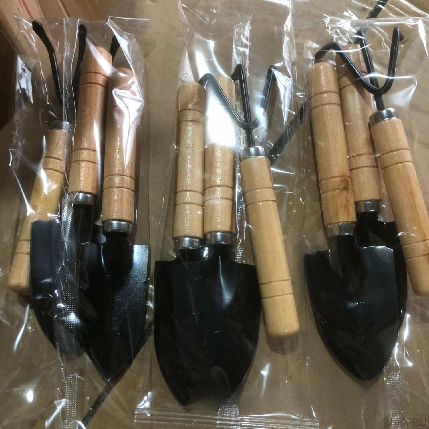 Трехкомпонентный черный комплект инструментов для рыхления почвы садовых растений: железная лопатка, мотыга и культиватор, созданный для использования