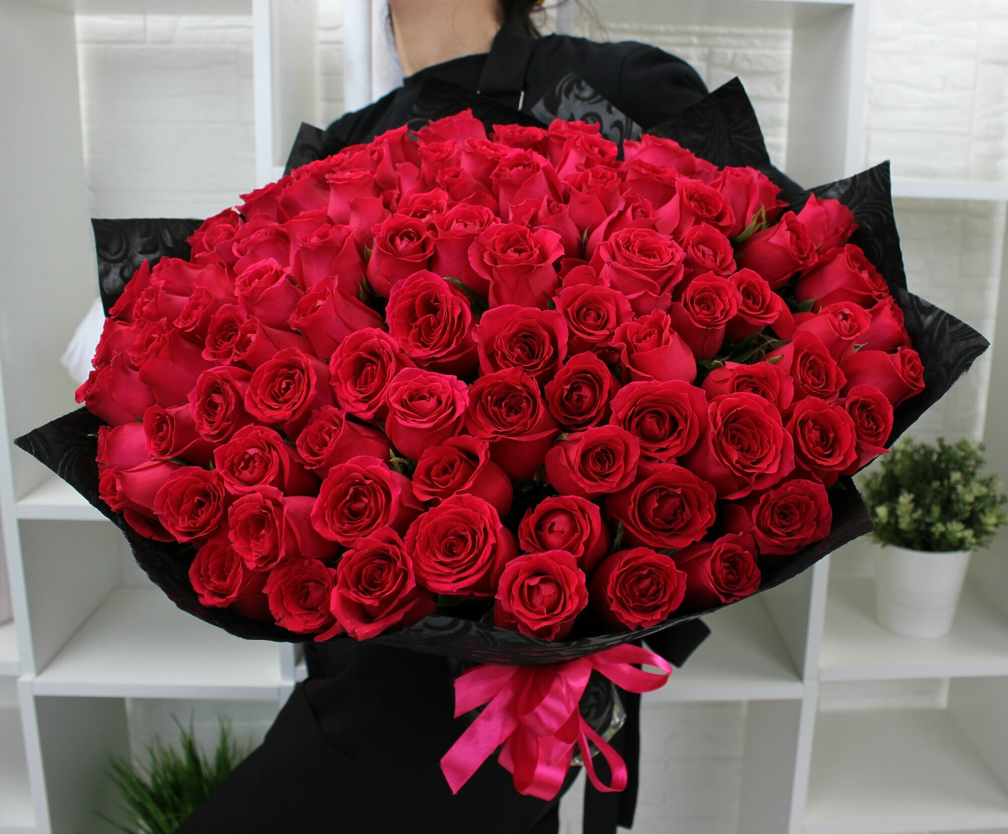 Монобукет THE FLOREAL малиновая роза 101 штука, высота 40 см, с бантом