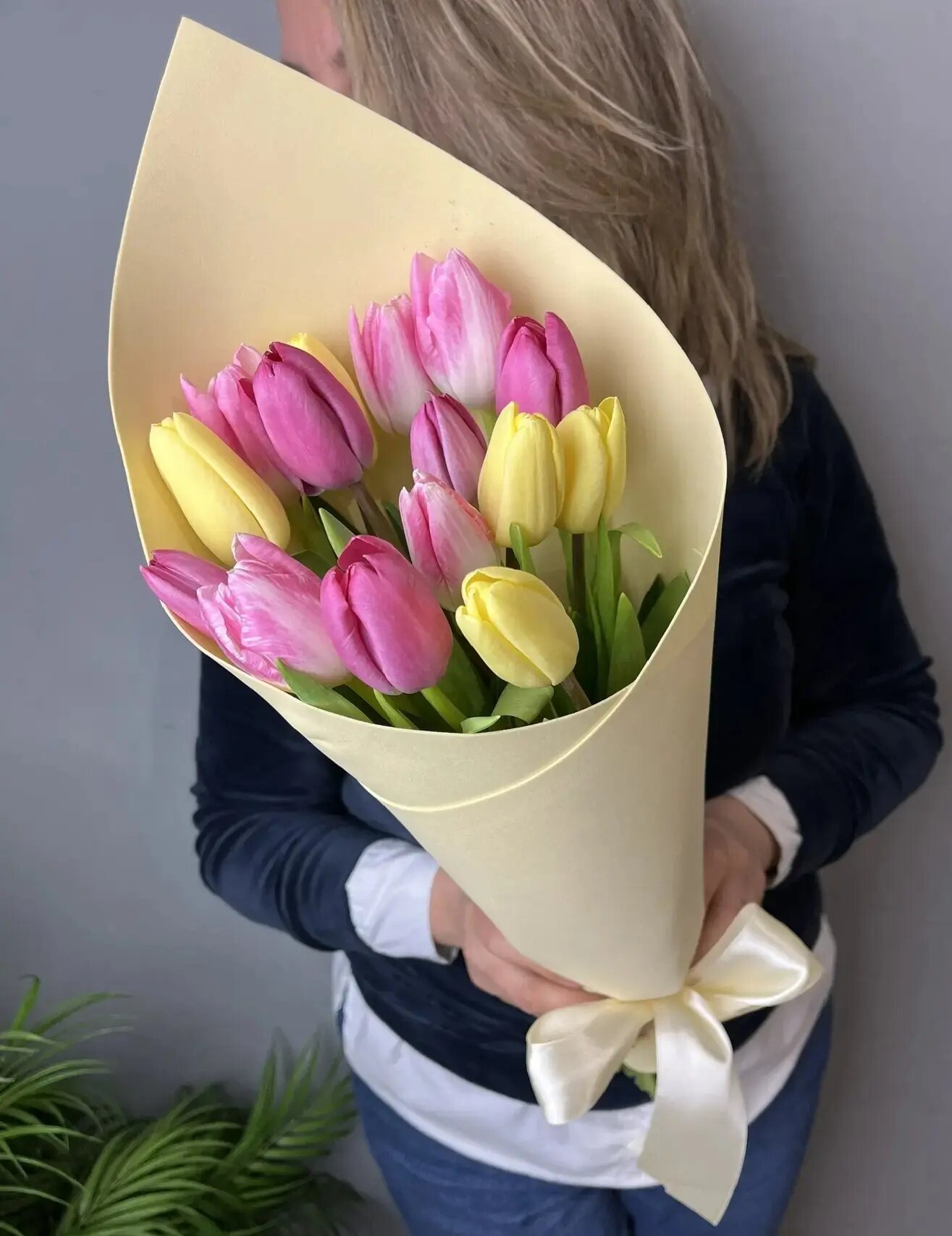 Букет тюльпанов 15 штук микс в дизайнерской упаковке / красивый букет цветов тюльпаны для любимой