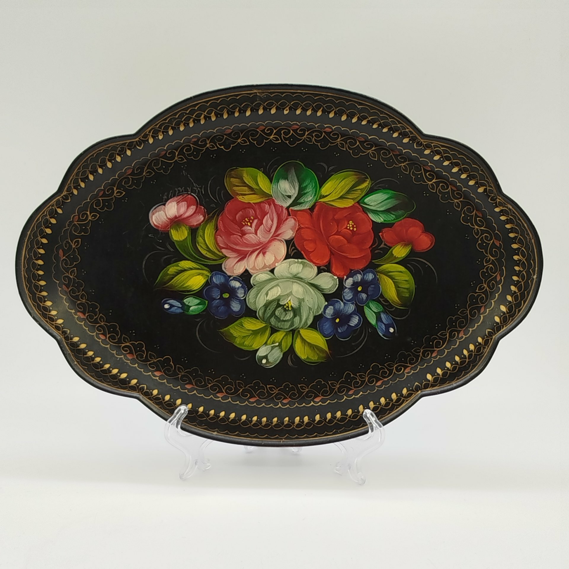 Поднос овальной формы с фигурным краем и цветочным расписным декором, жесть