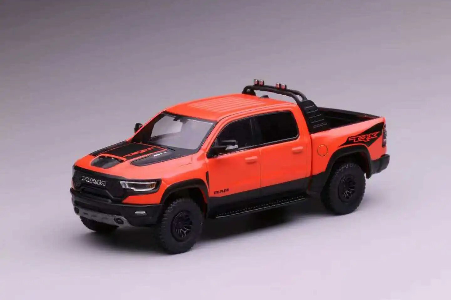 Модель автомобиля Ram 1500 TRX 1:64, оранжевый, цвет 129