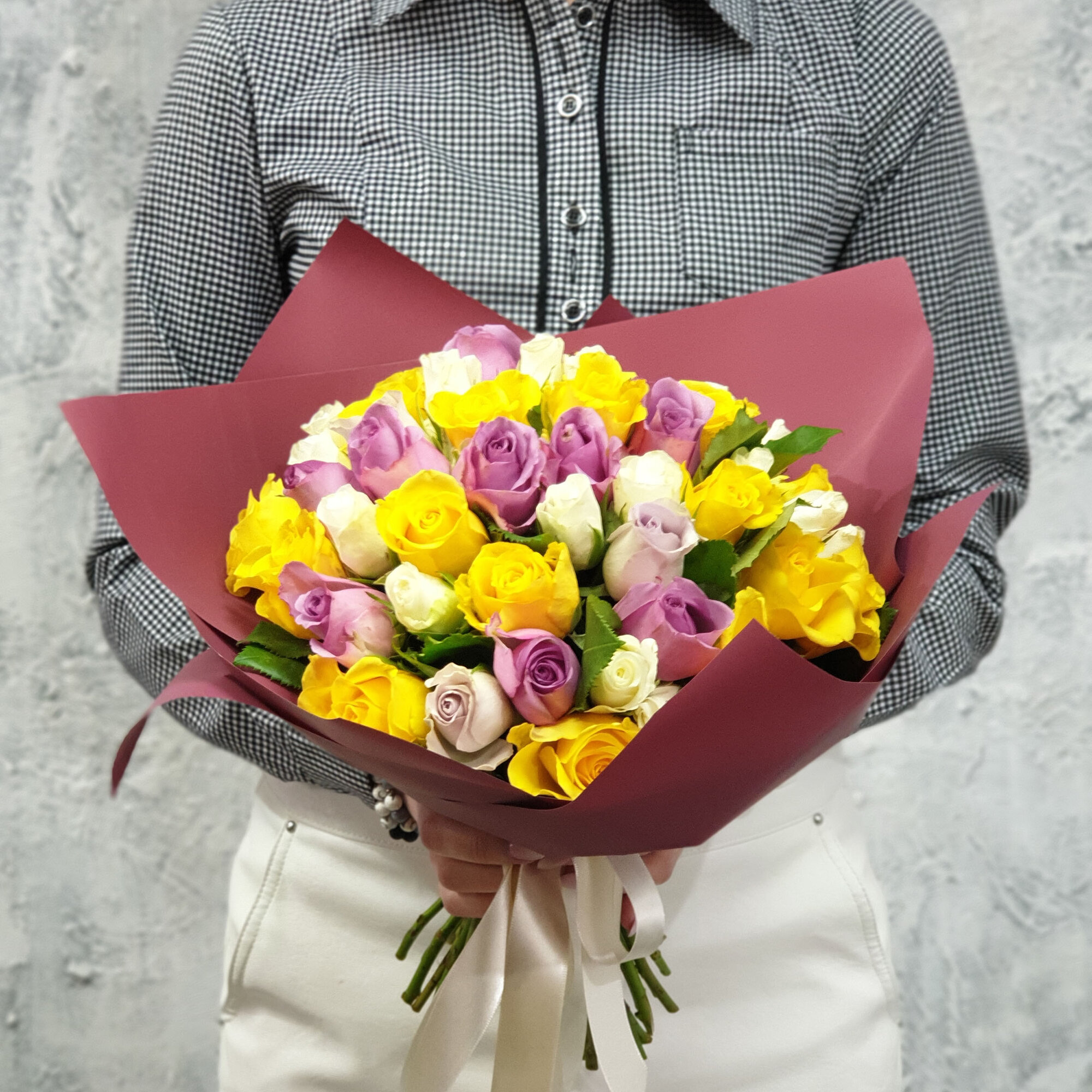 Монобукет "Юбилей", из роз Кения, на стеблях, в плёнке, 51 цветок, высота 40см