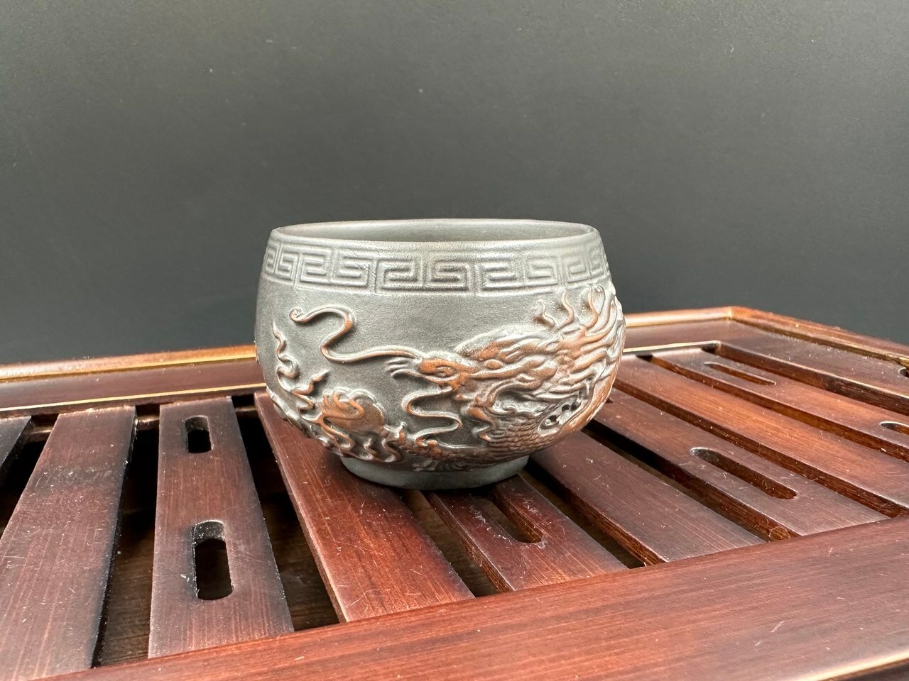 Пиала из фиолетовой керамики с рельефным изображением дракона, 70мл.