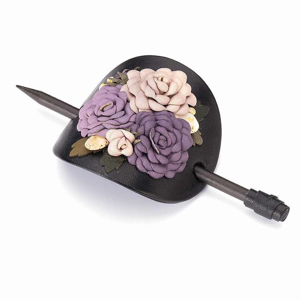 Заколка с деревяной спицей, украшенная кожаными цветами и балтийским янтарем