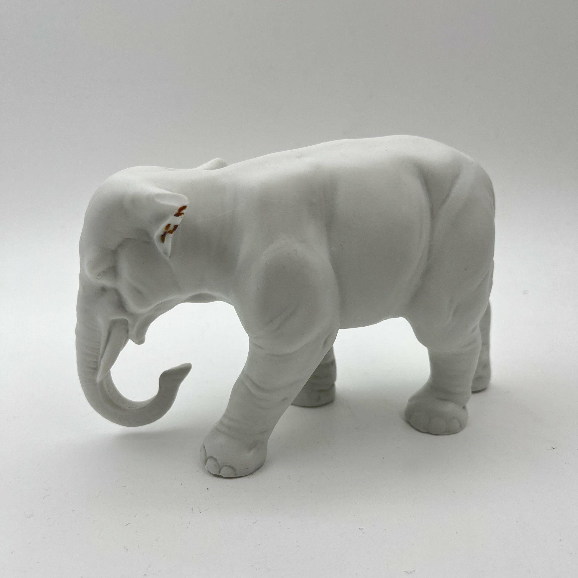 Статуэтка "Слоник с опущенным вниз хоботом", фарфор, Европа, 1960-1980 гг.