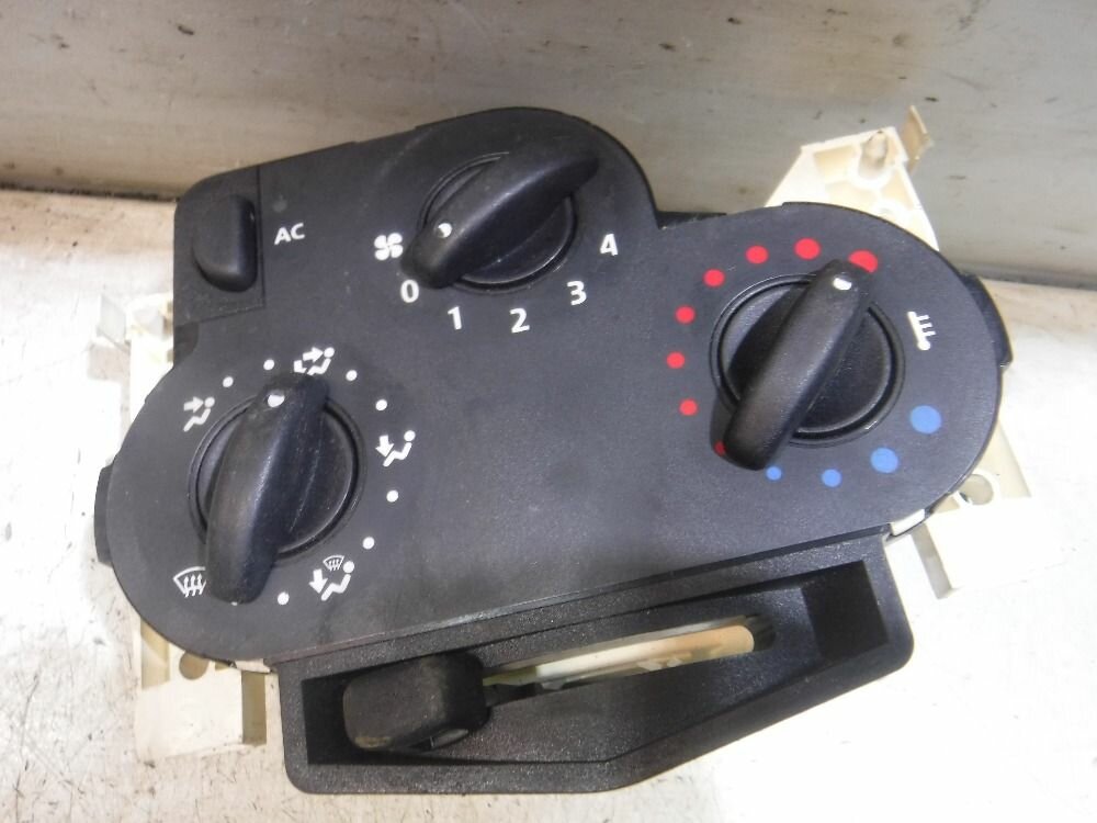 Блок управления отопителем Renault Logan I 6001547668