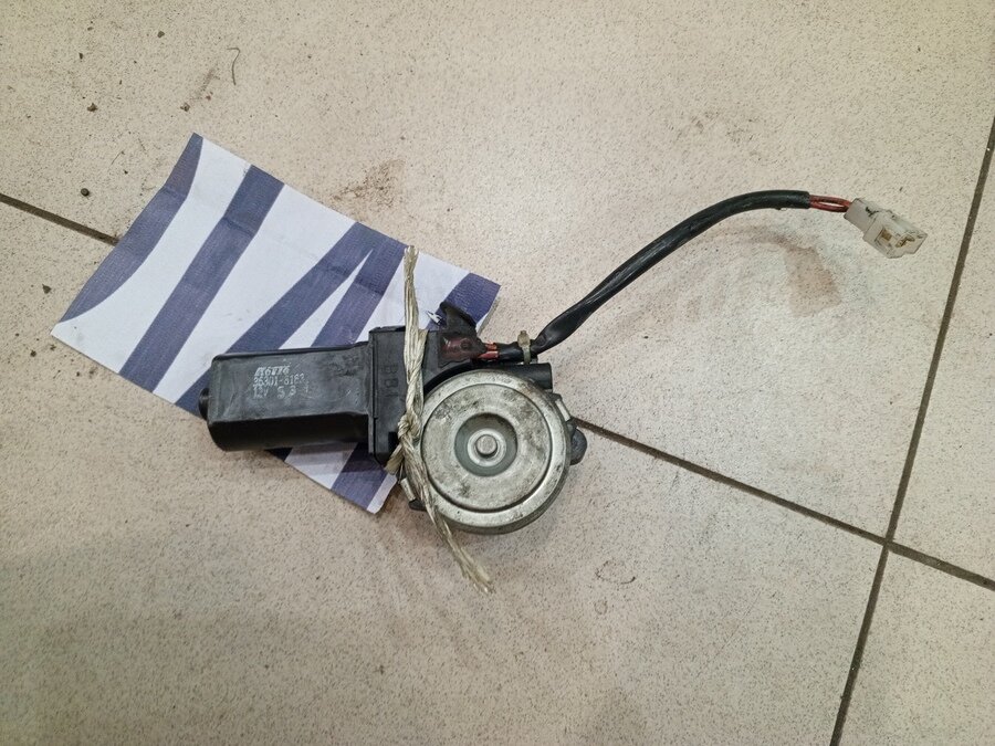 Моторчик стеклоподъемника передний правый от Mazda Capella CG 1994-1997