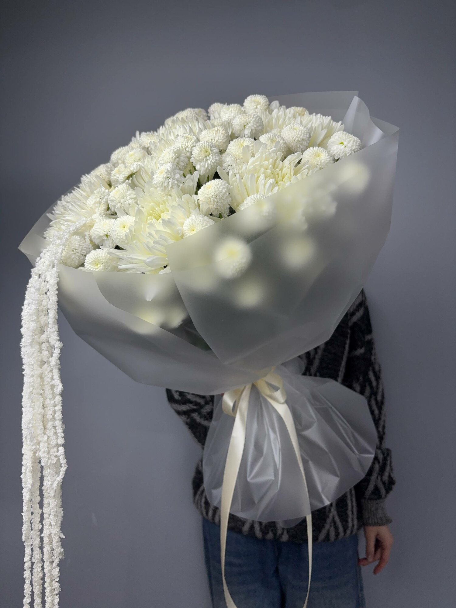 FRESH FLORA Белое великолепие: букет из хризантем и амаранта – купить с доставкой