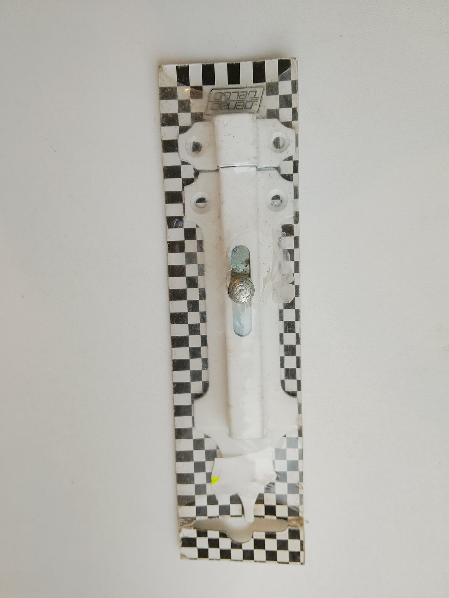 Шпингалет с самофиксирующейся подвижной частью.