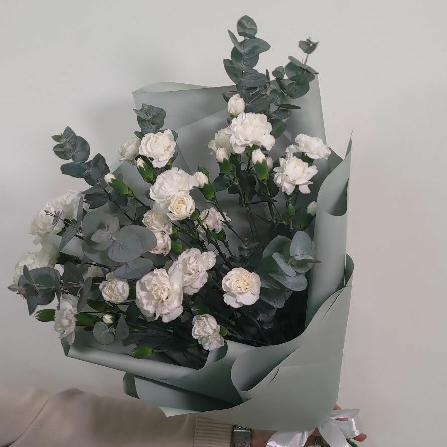 Букет из 9 веток белых кустовых гвоздик с эвкалиптом