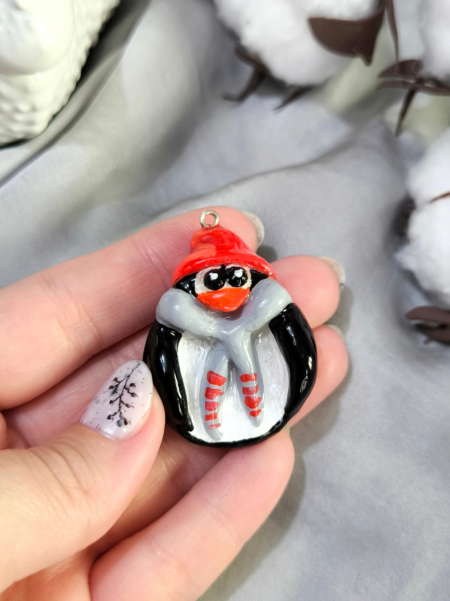 Тревожный камешек Пингвин (трендовый антистресс worry stone). Новогодний