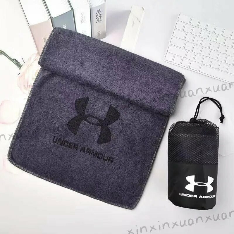 Спортивное быстросохнущее полотенце Under Armour.