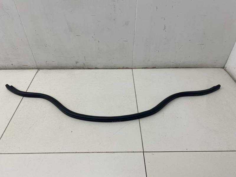 Уплотнитель капота Volkswagen Polo Sed RUS 2011 кат.номер: 6R0823723C