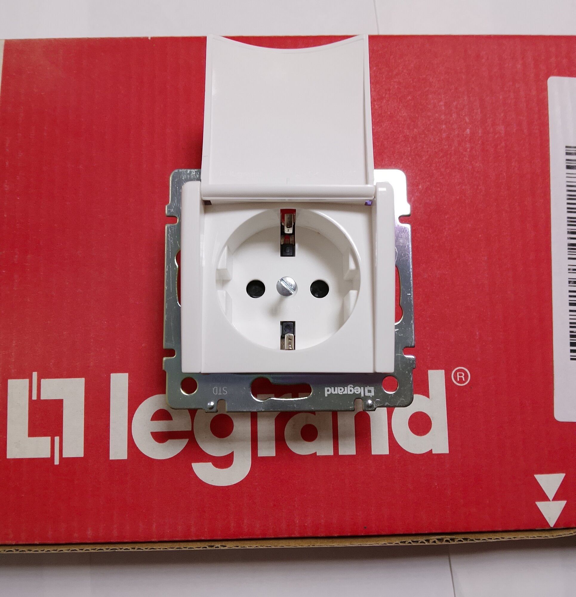 Розетка с крышкой с заземлением LEGRAND Valena, цвет белый, модель 774 422, скрытый монтаж.