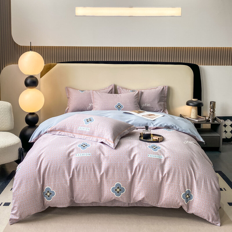 Осенне-зимний четырехпредметный комплект простого утепленного постельного белья из полиэстера и хлопка с принтованными простынями и пододеяльником от Nantong Home Textiles.