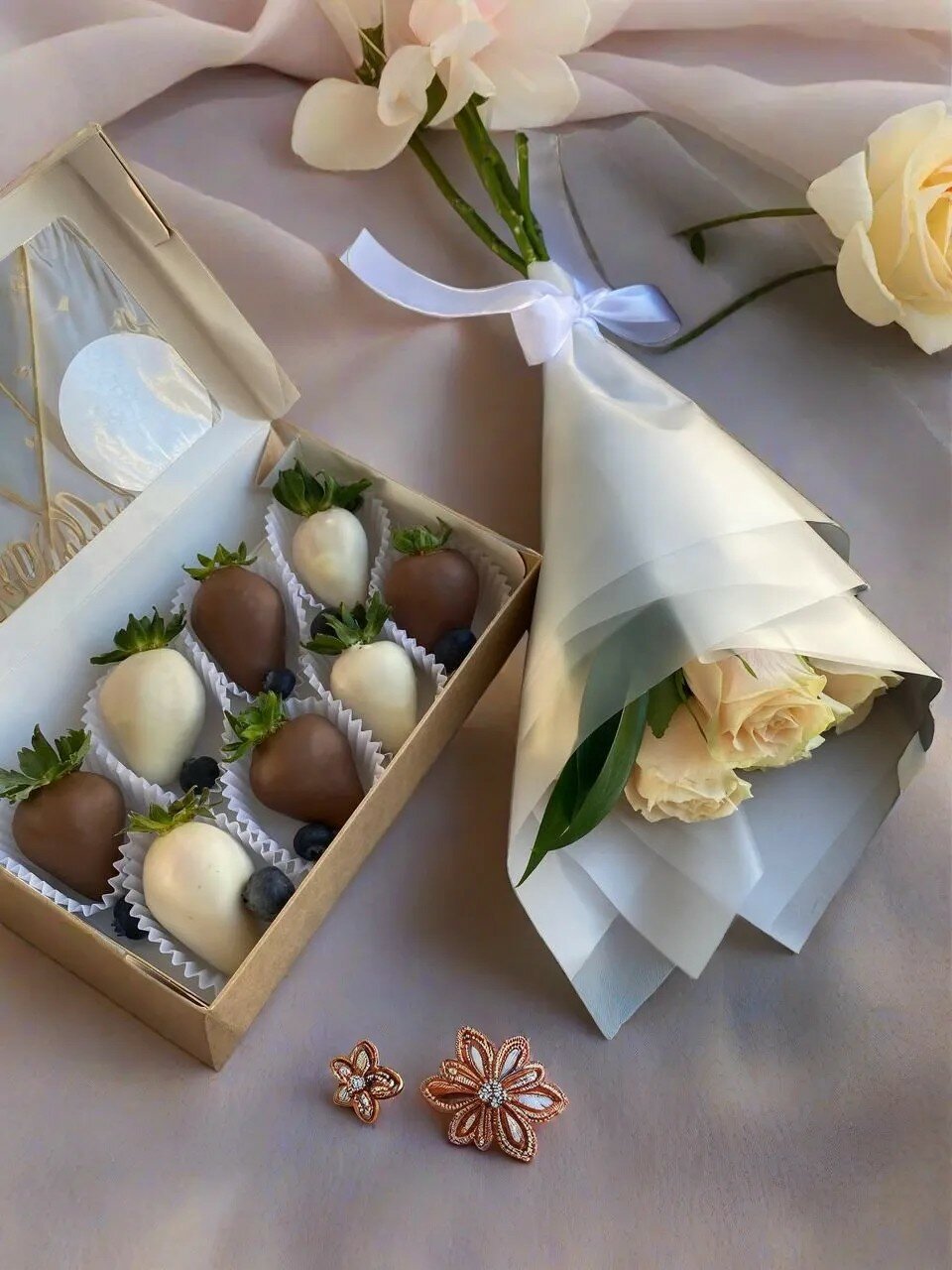 Композиция "Букетная Нежность Sweet Berry" букет из 5 бежевых роз и набор клубники в шоколаде