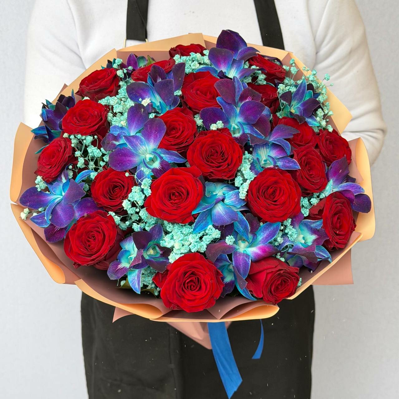 Космический букет Rybe-Flowers с голубой гипсофилой, 45 цветов, высота 40 см