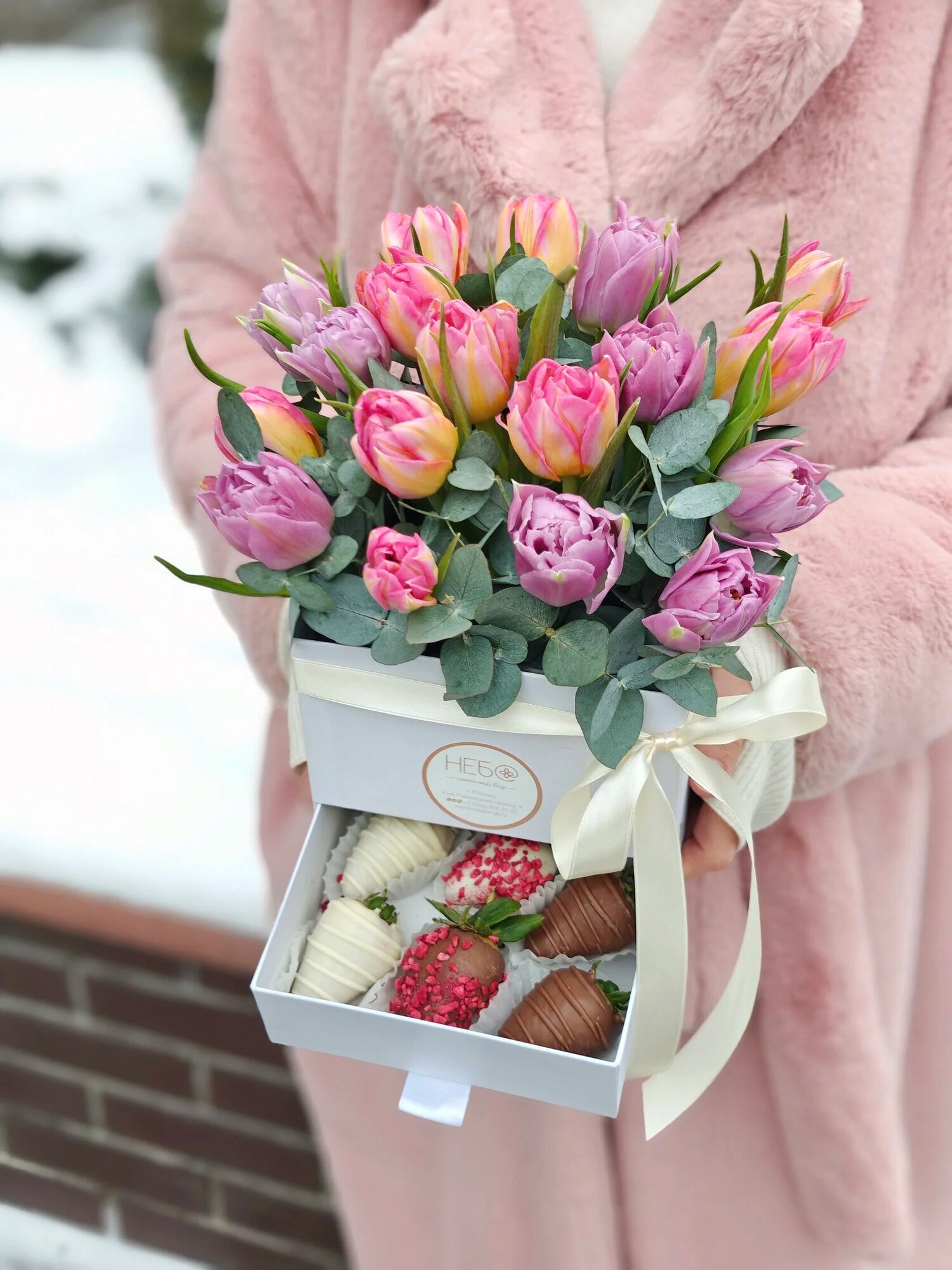 Шкатулка "Romance #6", 17-19 тюльпанов, эвкалипт, розово-фиолетовый, M размер