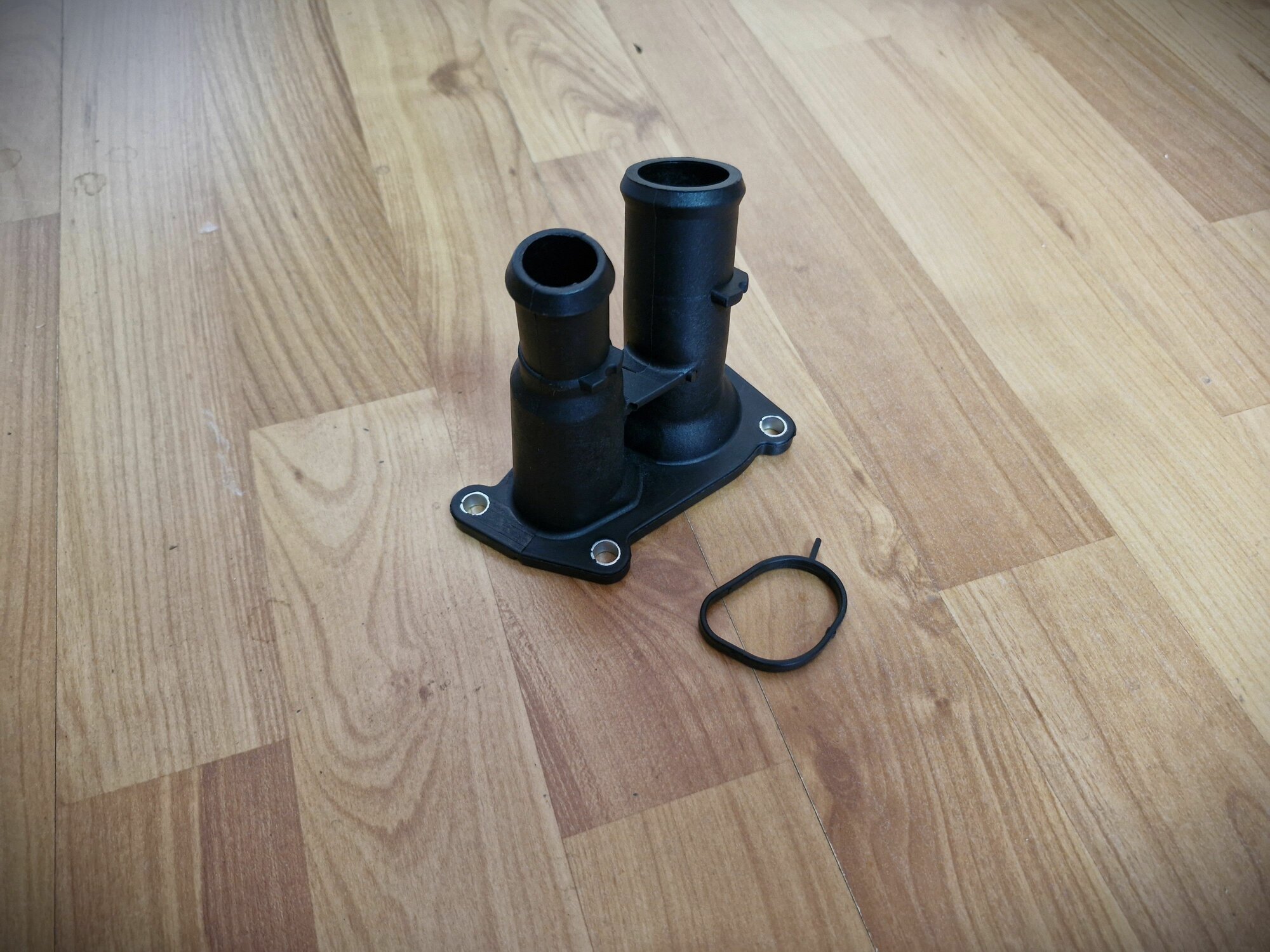 Корпус термостата системы охлаждения на Форд Фокус 2 (2005-2011 г. в.)1.4-1.6 л, Фокус 3, С-Max, Мондео 4