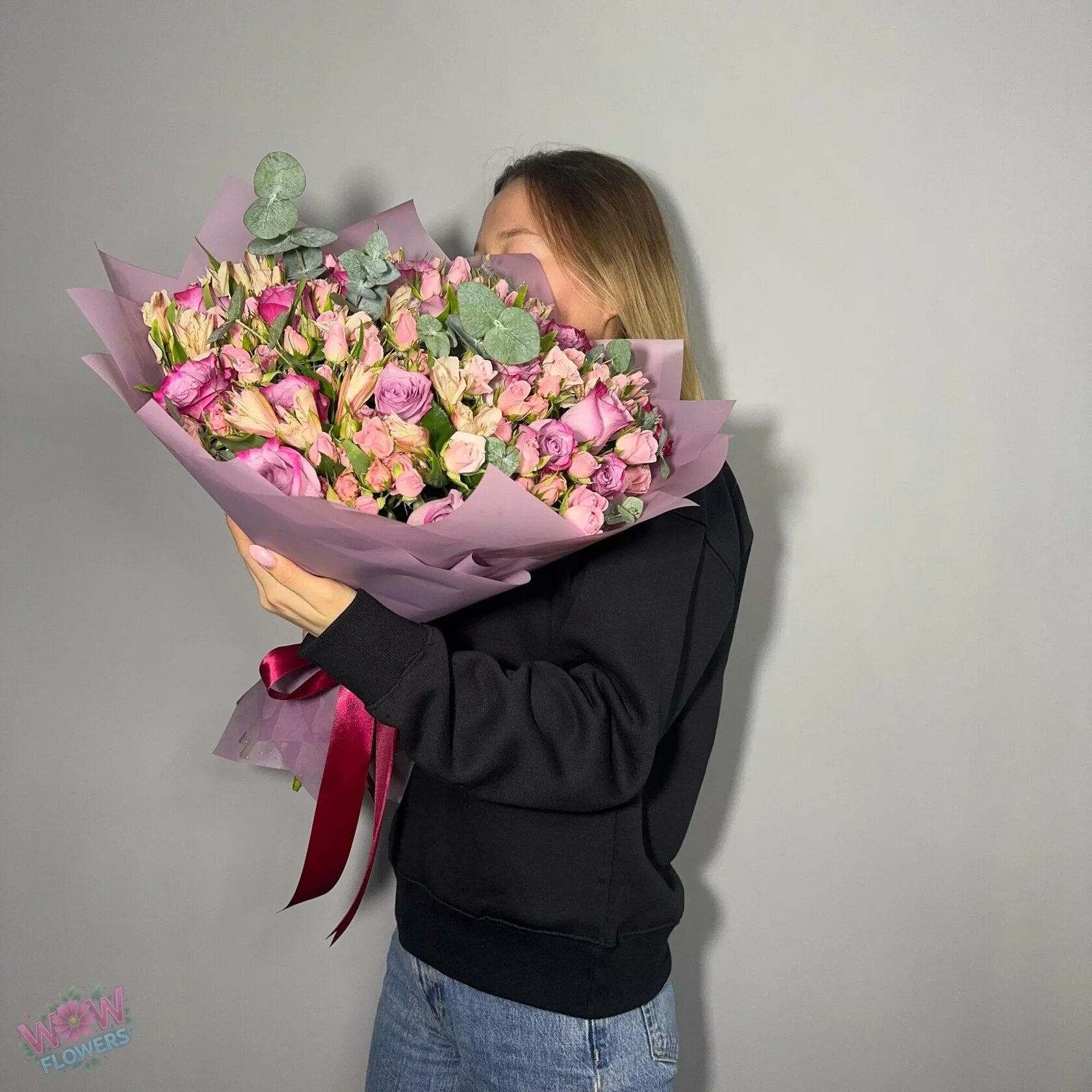 Роскошный букет из эквадорских и кустовых роз с альстромерией и эвкалиптом, Доставка круглосуточно