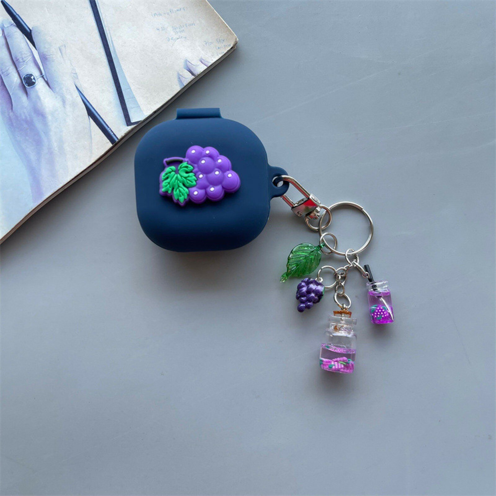 Чехол MyPads силиконовый защитный для Samsung Galaxy Buds2 и Galaxy Buds Live с креплением и подвесками