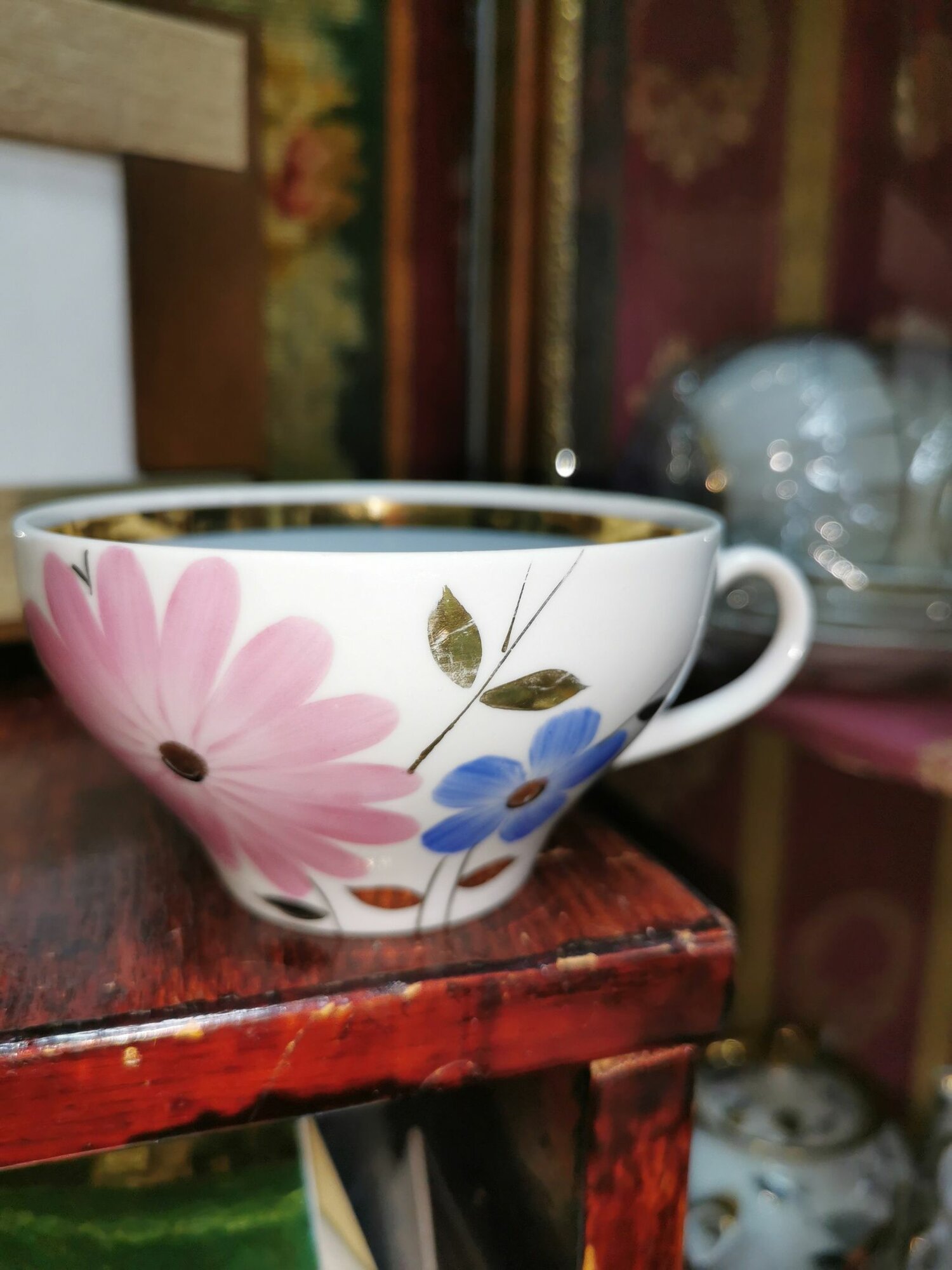 Винтажная фарфоровая Чашка с цветами. Производство Дулевский фарфоровый завод. СССР. Дулёво