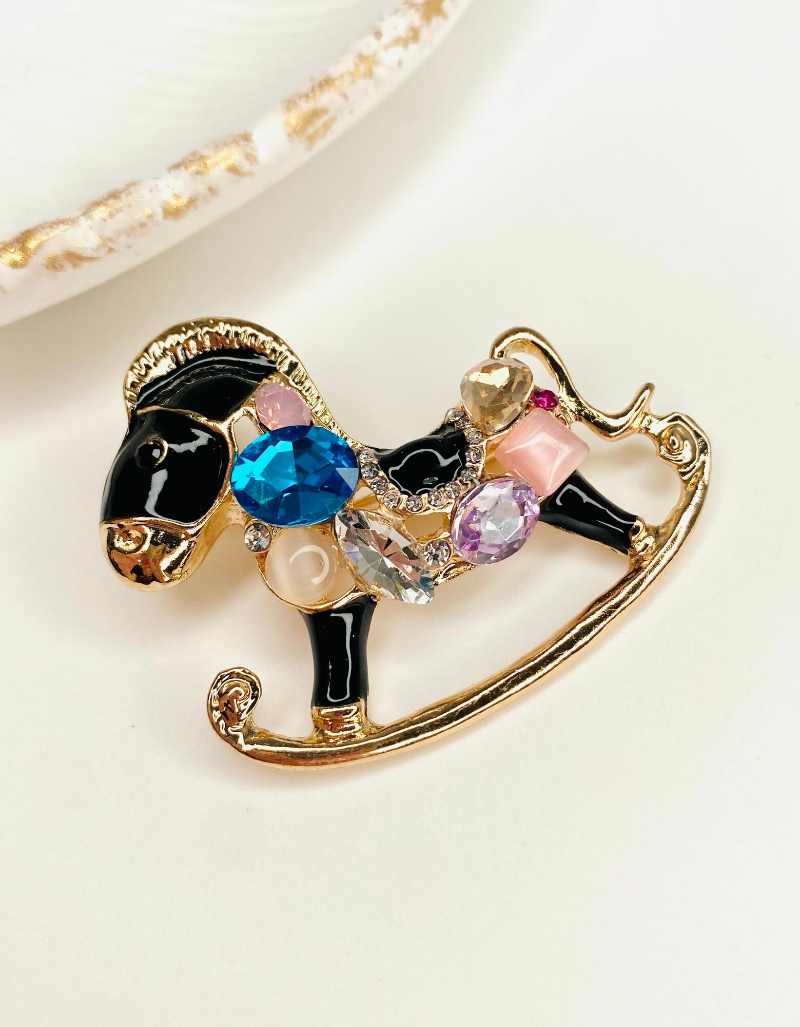 Брошь, искусственный камень